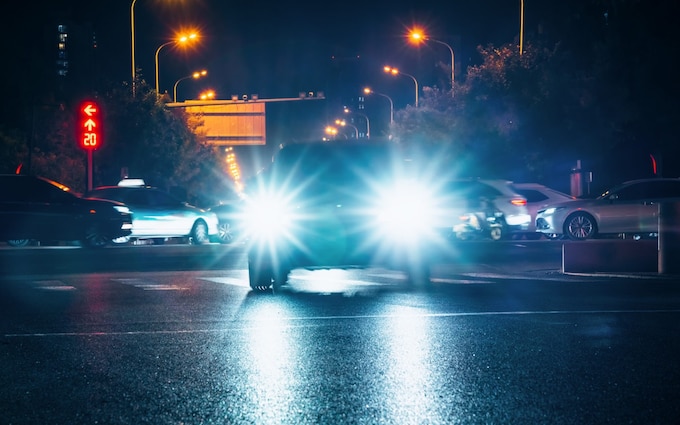 Headlight Glare After Cataract Surgery: Causes and Solutions - Bloomsies