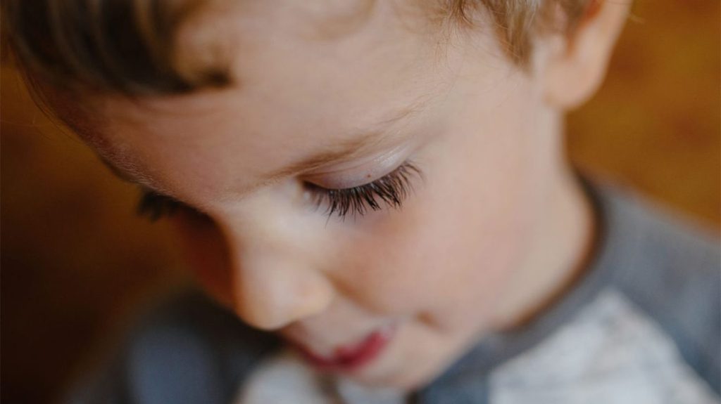 How to Safely Remove an Eyelash Stuck in Your Eye - Bloomsies